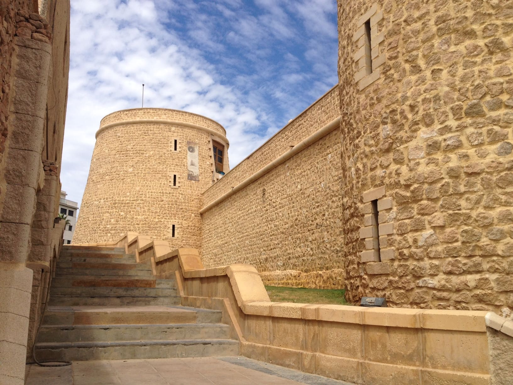 Descubre el encanto del Castillo de Santa Ana - TierraDeExperiencias.es